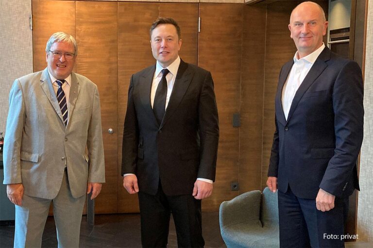 Excited Tesla Community and Government welcomes Elon Musk to Germany ...