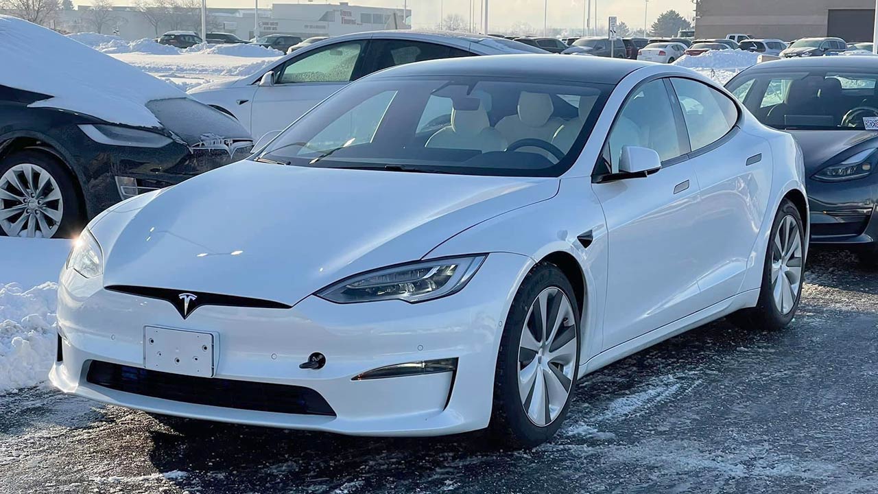 2021 Tesla Model S refresh spotted with round steering and gear ...