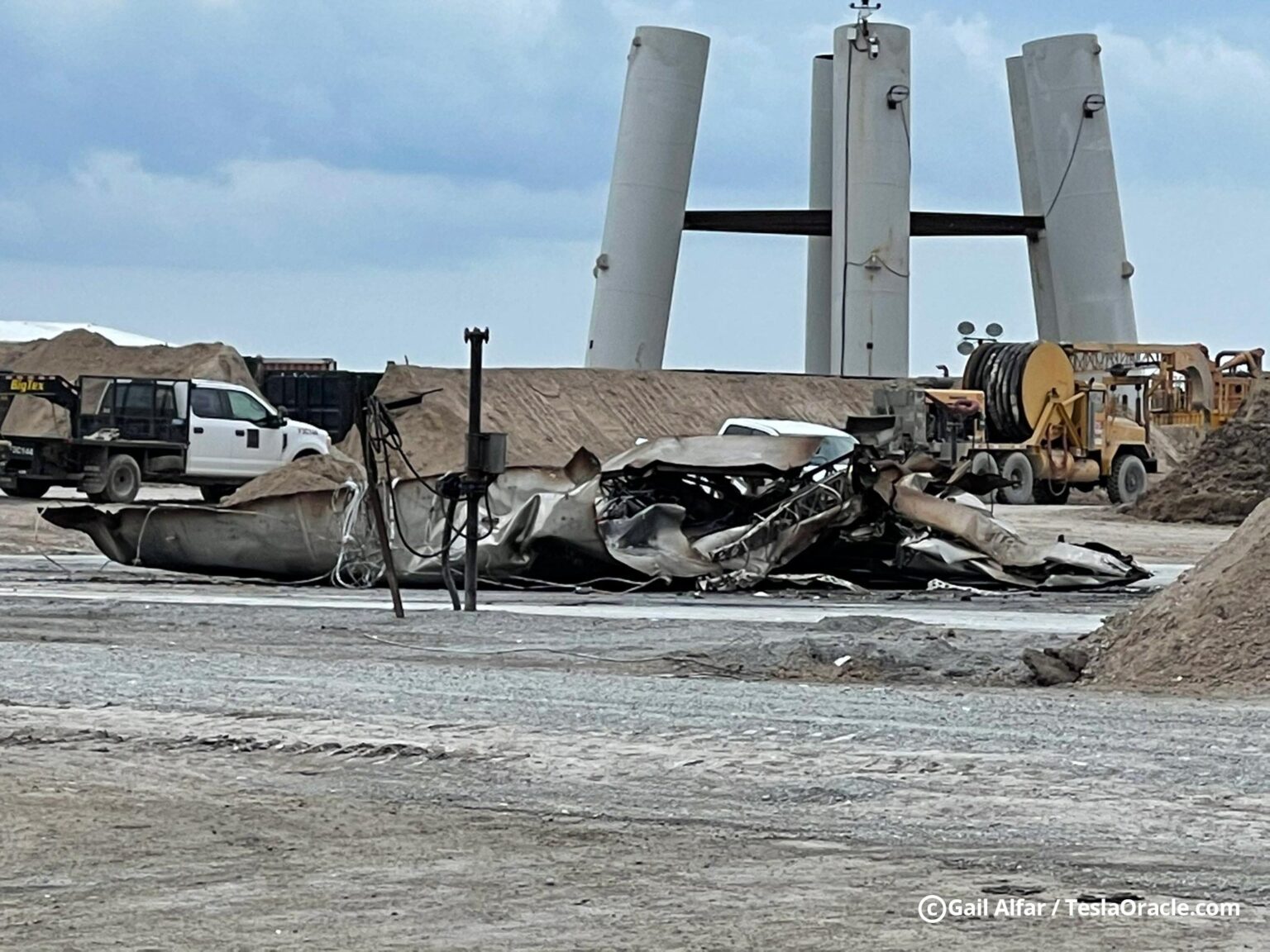 Exclusive pics and videos of the Starship SN10 wreckage cleanup - Tesla ...