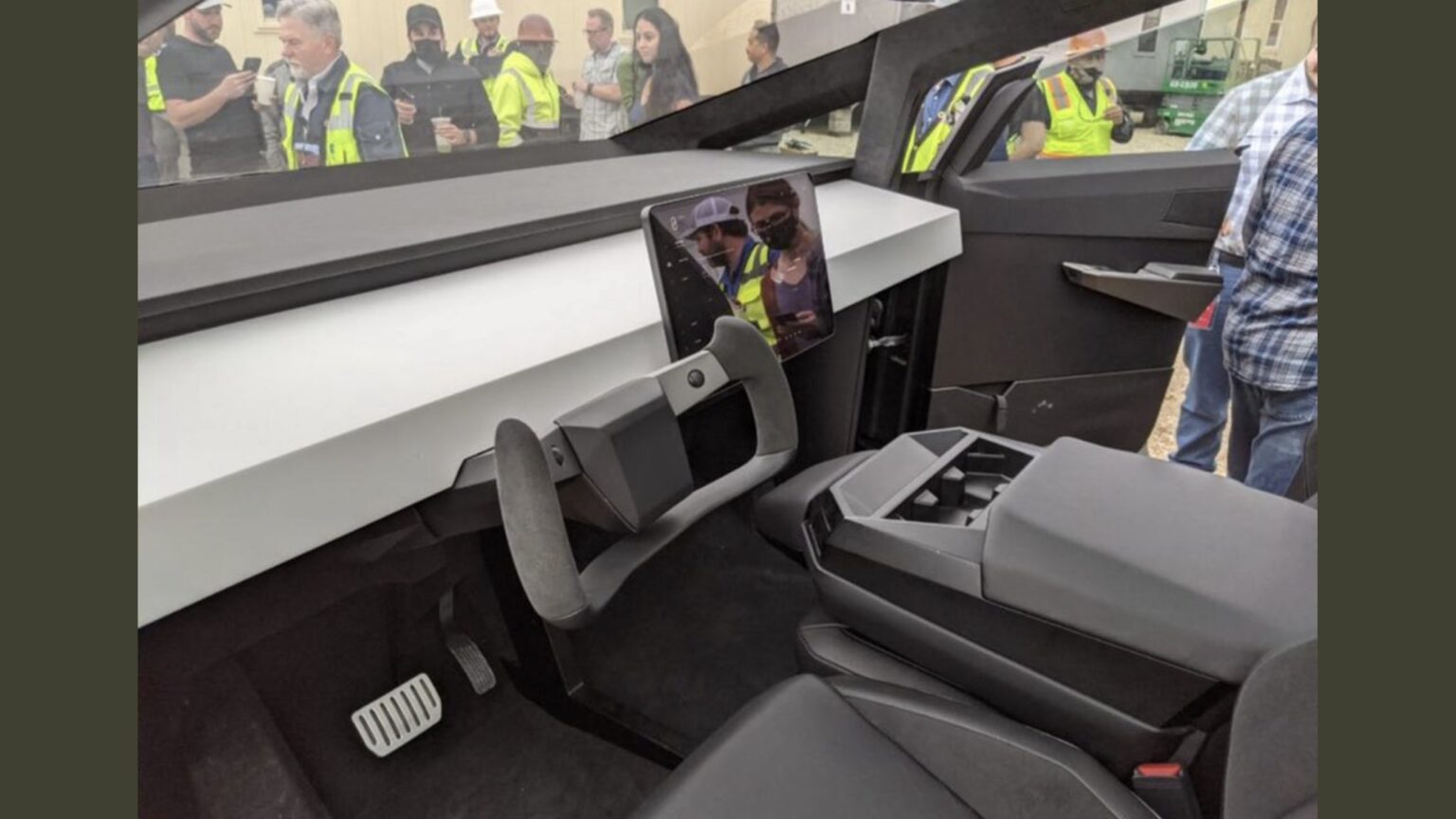 Cybertruck and Elon Musk visit the Tesla Gigafactory Texas (pics ...