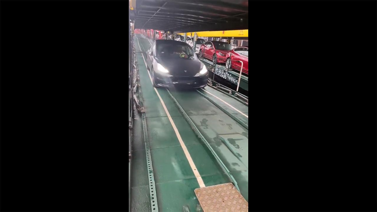 A massive number of Tesla Model 3/Y cars spotted unloading from trains ...