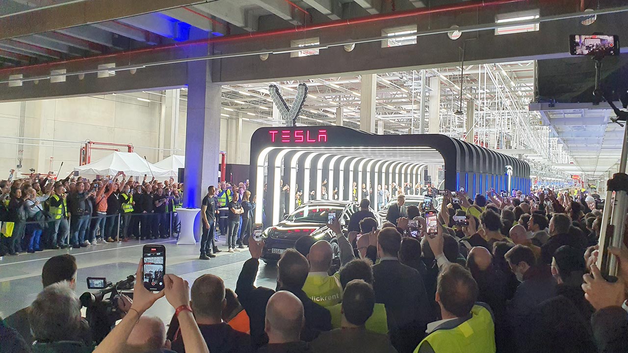 Tesla delivers first Giga Berlin-made Model Y electric SUVs to ...