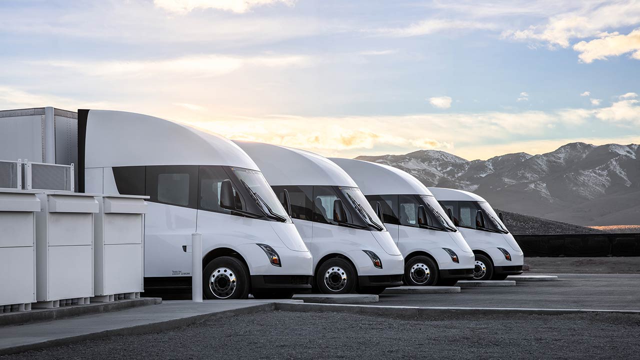 Watch a Tesla Semi truck with Cyber Rodeo cowboy art accelerating on a ...
