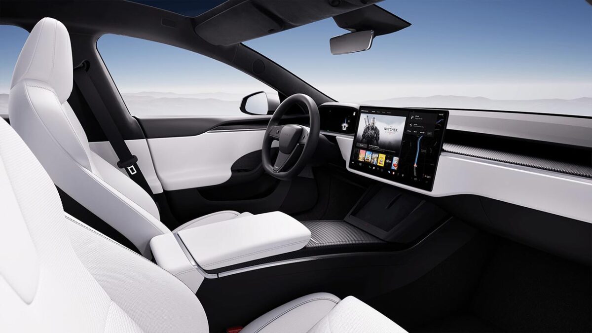 Tesla Model S Plaid now comes with a round steering wheel and Yoke as ...