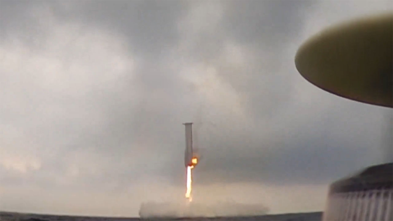 Watch the Flight 4 Super Heavy booster make a vertical splashdown ...