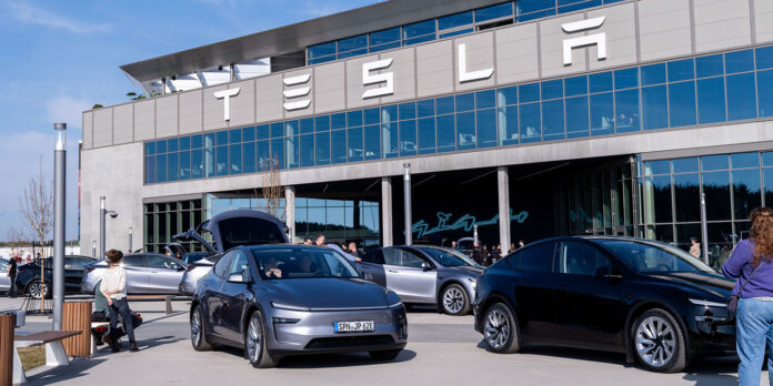 NHTSA eases self-driving regulations, Tesla (TSLA) rallied for the 3rd ...