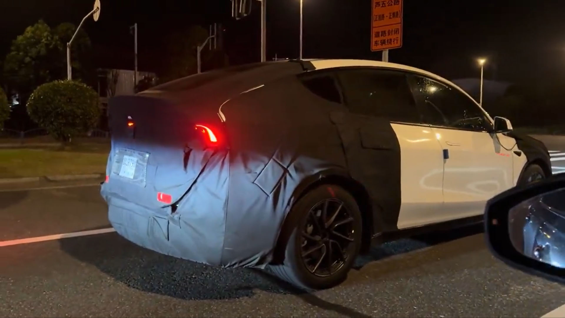 Tesla Model Y L vs regular Model Y: size and dimensions comparison ...