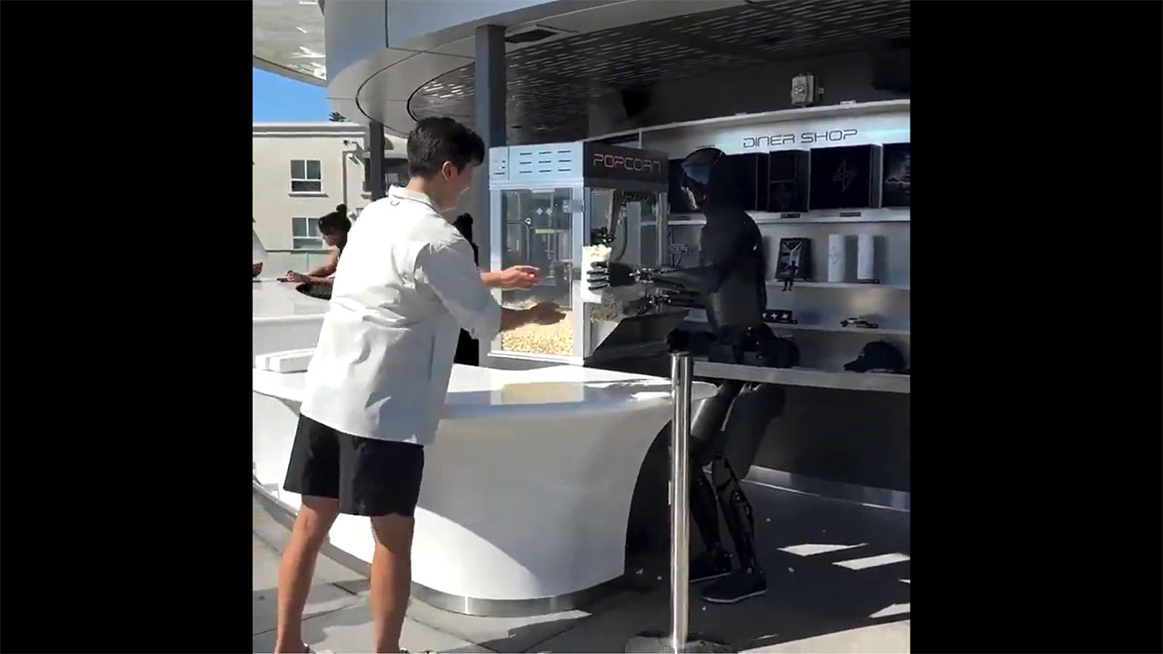 Tesla Optimus robot pranks back at the Tesla Diner popcorn buyer (video ...