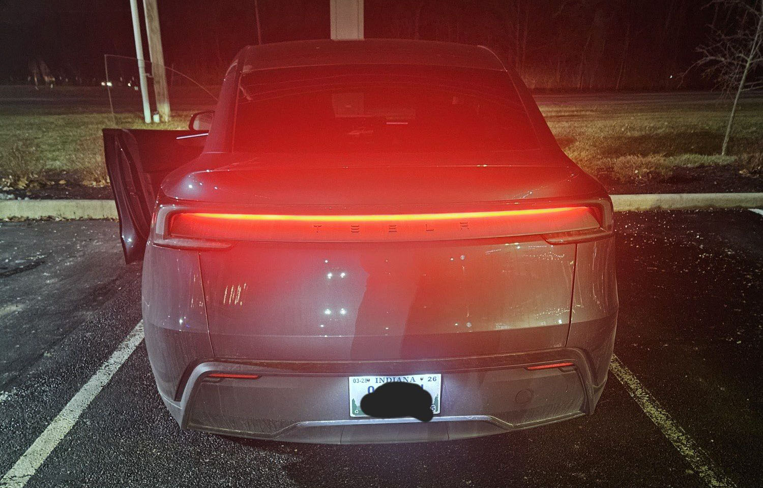 Cop pulls over a Tesla Model Y Juniper because of its taillight design ...